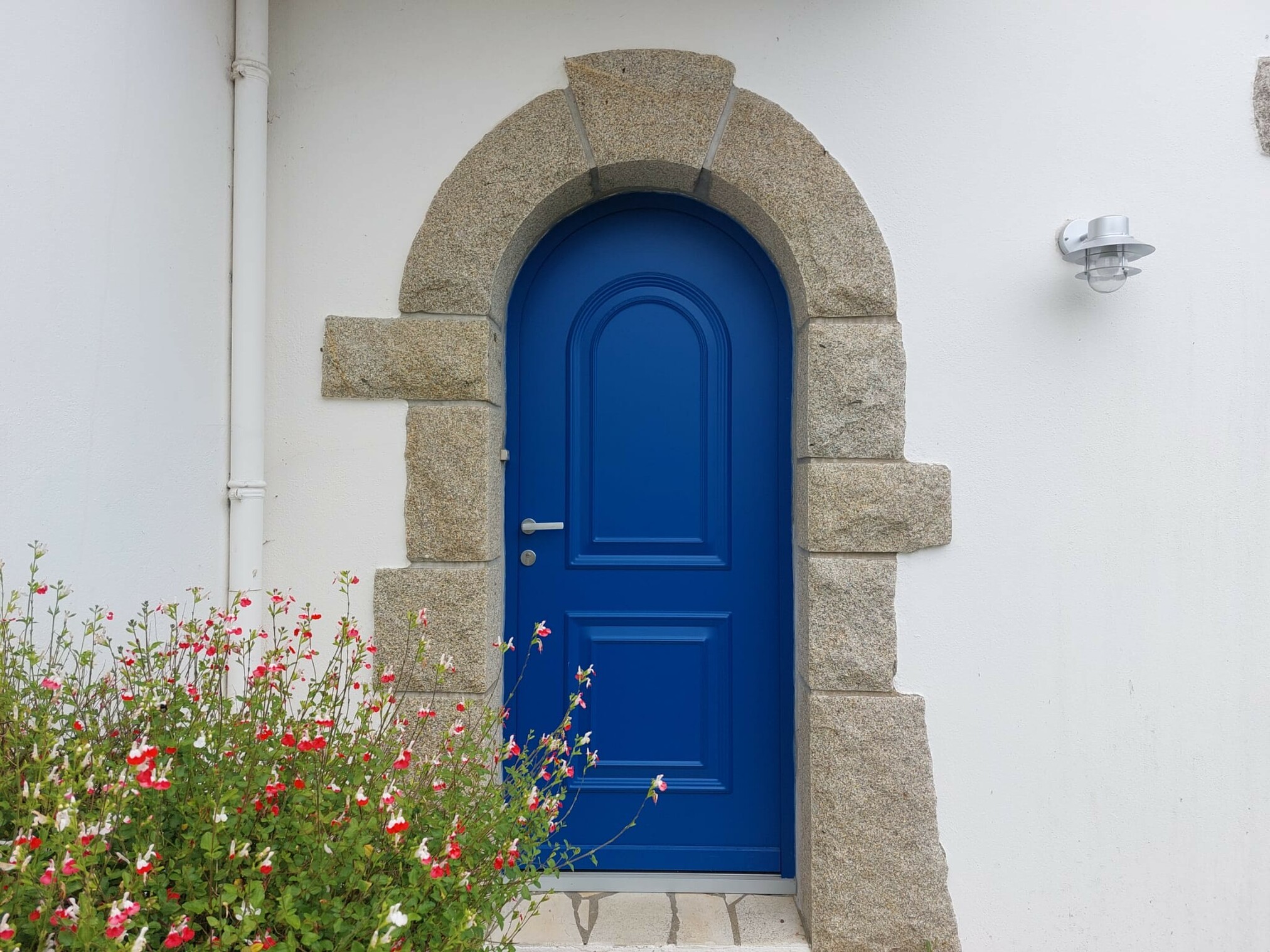 Porte d'entrée pleine avec dormant cintré - Arzon