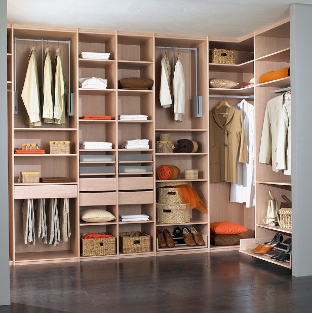 Aménagement d'un dressing en noyer naturel